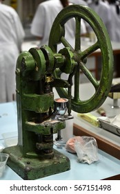 33 Tablet punch machine Images, Stock Photos & Vectors | Shutterstock