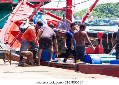2,305 Fish unloading Images, Stock Photos & Vectors | Shutterstock