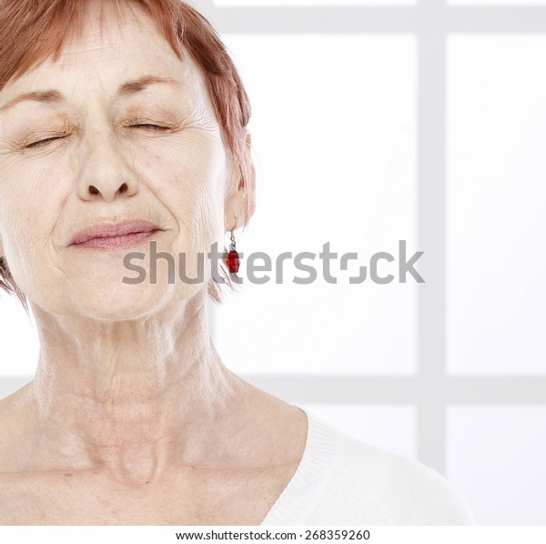 「60歳の女性が顔を上げる」の写真素材(今すぐ編集) 268359260