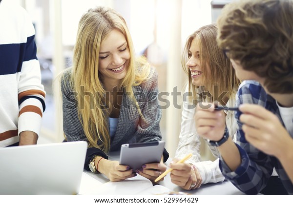 Skilled Smiling Crew Programmers Brainstorming During Foto stock ...