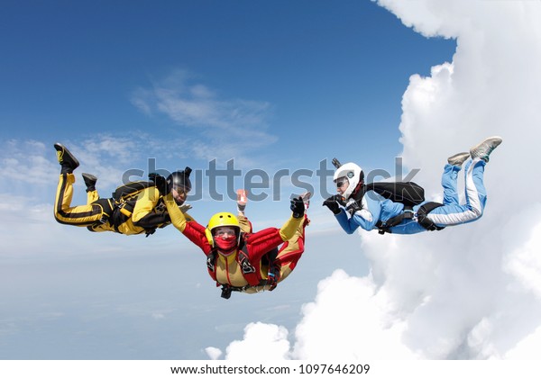 Skydiving Two Instructors Training Student Sky 스톡 사진(지금 편집) 1097646209