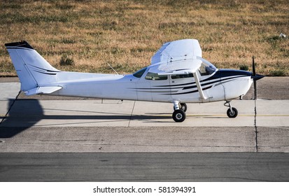 Small Basic Training Plane Taxi On Stock Photo 581394391 | Shutterstock