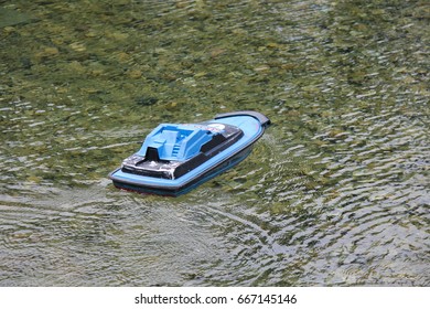Small Remote Controlled Boat Model On Stock Photo 667145146 | Shutterstock