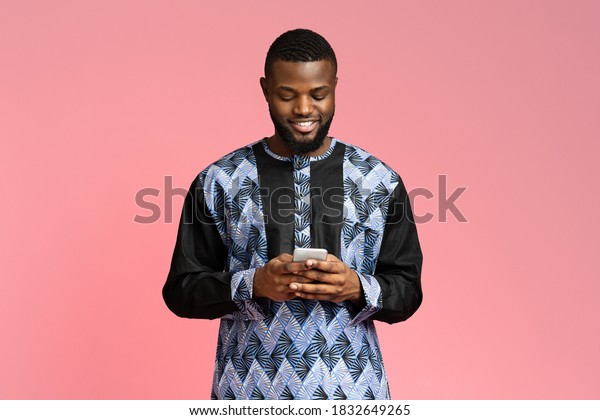 Smiling Black Guy Using Modern Smartphone Stok Fotoğrafı 1832649265 ...