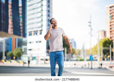 8,815 Walking while talking on phone Images, Stock Photos & Vectors ...