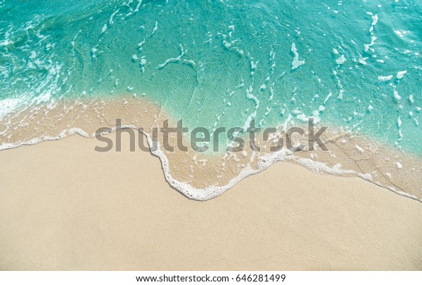 Photo de stock Des vagues sur la plage 646281499 | Shutterstock