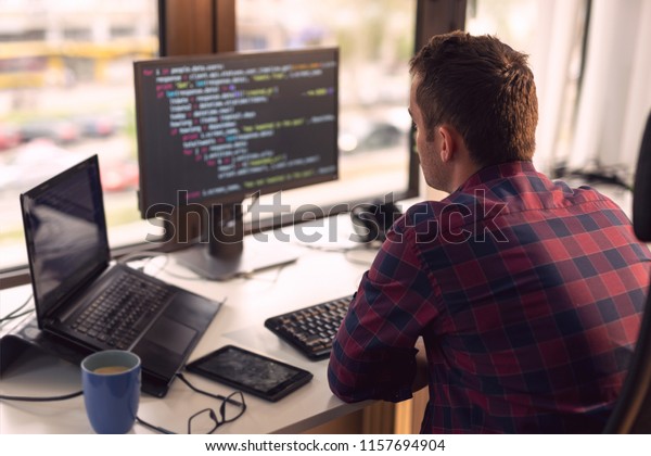 Desarrollador de software que trabaja en una oficina moderna
