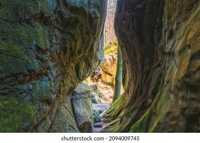 5,972 Natural splitting mountains rock Images, Stock Photos & Vectors ...