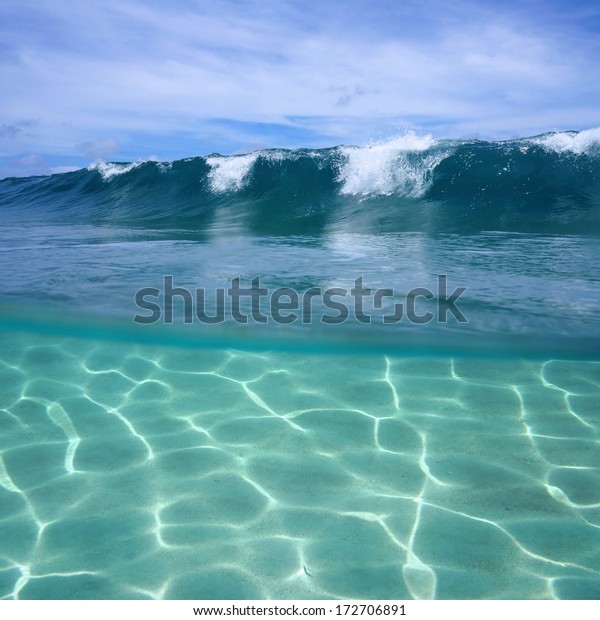 Split View Ocean Wave Breaking Underwater : photo de stock (modifiable ...