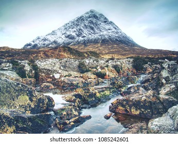 Стоковая фотография 1085242601: Spring River Scottish Highlands ...