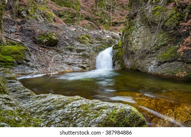 Small Natural Spring Waterfall Wood Rocky Foto de stock 86391106 ...