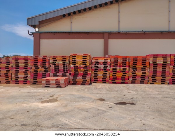 Stack Industrial Plastic Pallets Stock Photo 2045058254 | Shutterstock