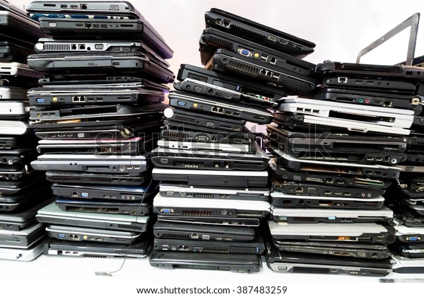 Pila de computadoras portátiles antiguas, rotas y obsoletas para ...