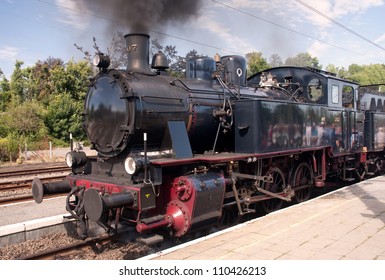 19,274 Red steam train Images, Stock Photos & Vectors | Shutterstock