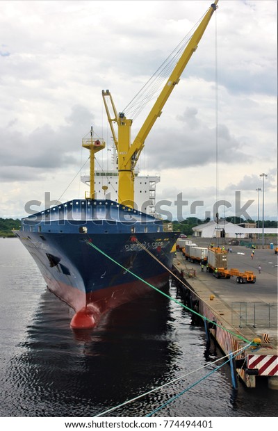 Stevedores Loading Container Ship On Trucks Stockfoto 774494401 ...