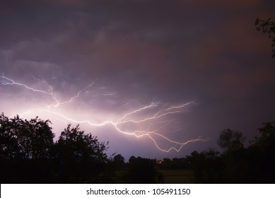 Lightning Over Farm House Field Blue Foto de stock 691532692 | Shutterstock