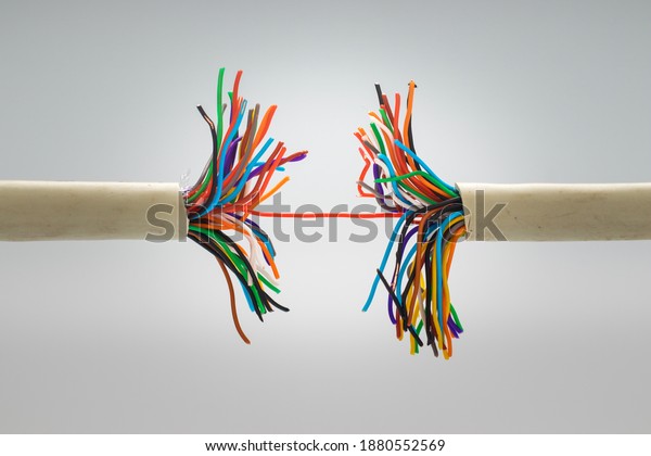 El cable varado está dañado. Conexión a Internet muy lenta.