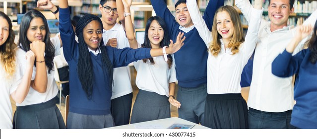 Estudiantes compañeros de clase entienden el: foto de stock (editar ...