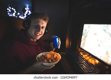 1,845 Gamer eating Images, Stock Photos & Vectors | Shutterstock