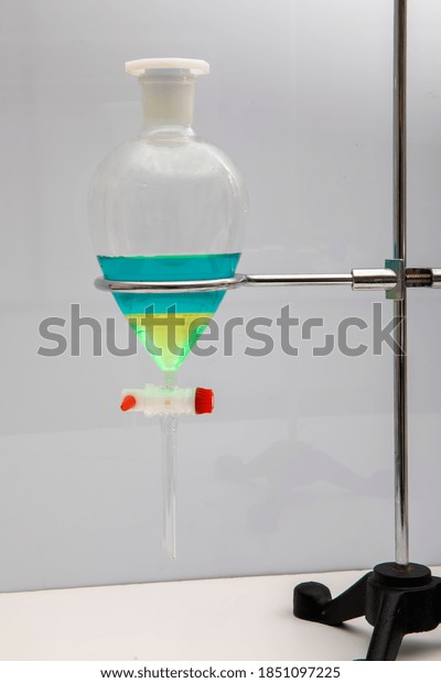 Photo de stock L'étude Séparation par filtration des substances ...
