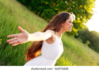 11,681 Woman open arms sun Images, Stock Photos & Vectors | Shutterstock