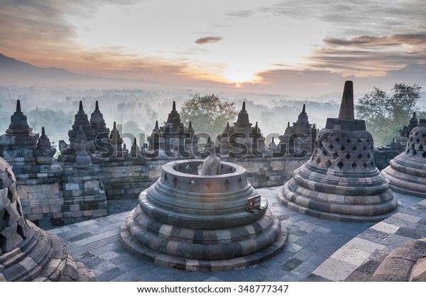 Sunrise Borobudur Temple Yogyakarta Java Indonesia foto stock 348777347 ...