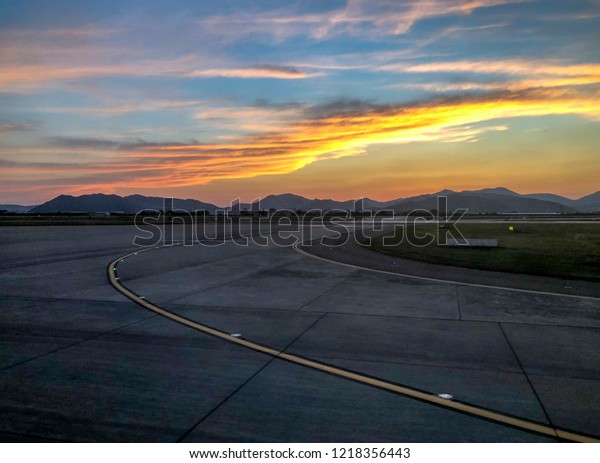 Sunset Runway Stock fotografie 1218356443 | Shutterstock