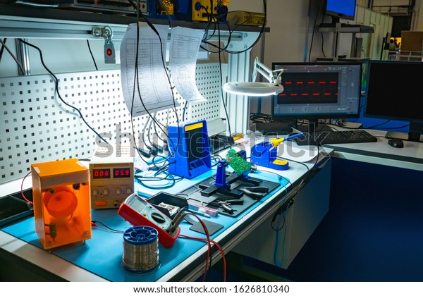 Table Engineering Lab Radionics Testing Printed 库存照片（立即编辑）1626810340