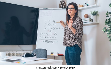 774 Teacher showing video to students Images, Stock Photos & Vectors ...