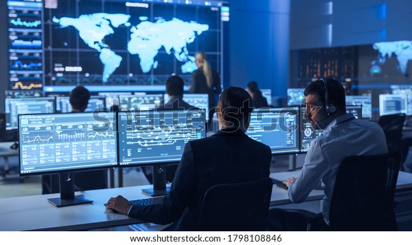 Photo de stock L'équipe d'ingénieurs informatiques professionnels ...