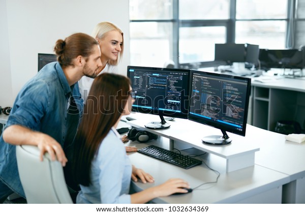 IT-Team arbeitet im Büro. Leute, die Stockfoto 1032634369 | Shutterstock