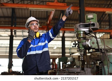 1,999 Technician radio repair Images, Stock Photos & Vectors | Shutterstock