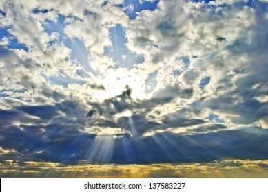 4,154 Sun breaking through clouds Images, Stock Photos & Vectors ...