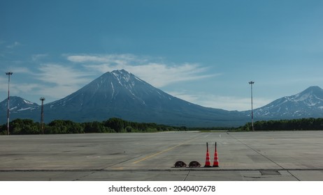 926 Snow covered airport Images, Stock Photos & Vectors | Shutterstock