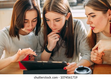 7,451 imágenes de Three students reading - Imágenes, fotos y vectores ...