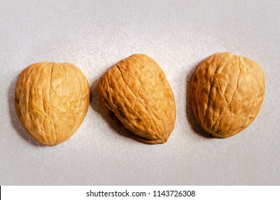 Two Isolated Walnuts Foto de stock 1305386935 | Shutterstock