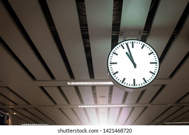Time Clock Train Station Stock Photo 1421468720 | Shutterstock