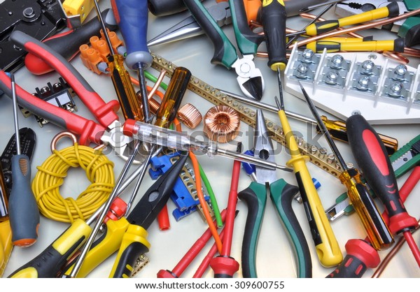 Tools and component kit to use in electrical installations