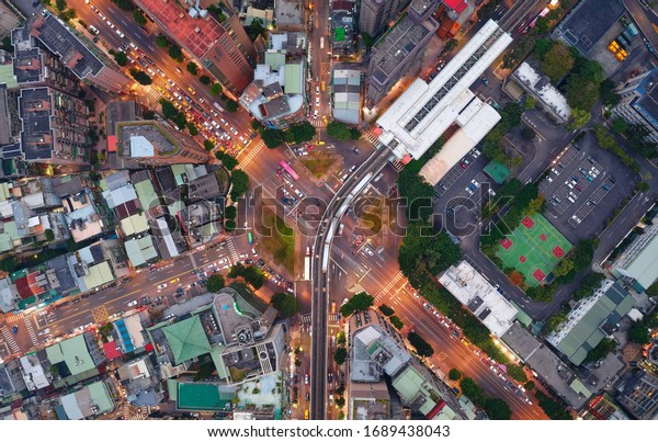Top Down View Metro Train Arriving Stok Fotoğrafı 1689438043 | Shutterstock