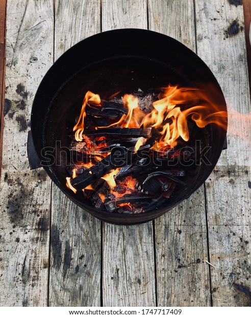 1.243 imagens de Fire pit top view Fotos, imagens e fotografias stock ...