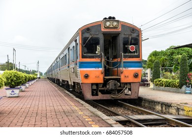 Train On Platform Stock Photo 684057472 | Shutterstock