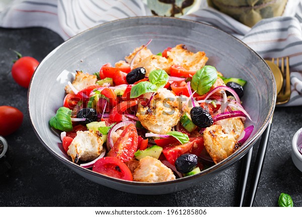 Tuscan Panzanella Traditional Italian Salad Tomatoes Foto stock ... Tuscan Panzanella Traditional Italian Salad Tomatoes Foto stock ...