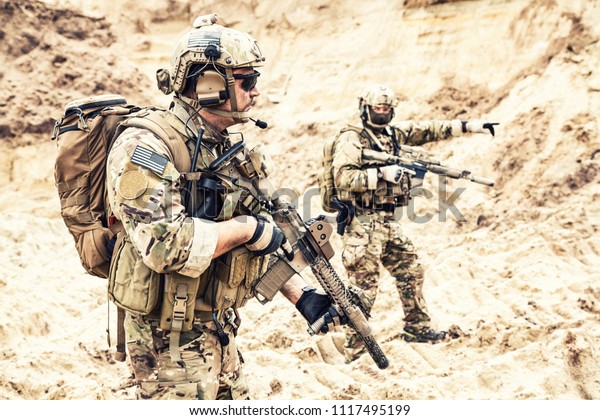 Dos comandos armados del ejército de Estados Unidos o exploradores ...