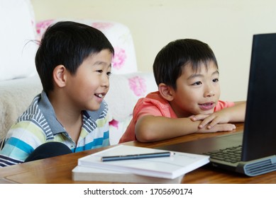 Two Boys Using Computer Together Homework库存照片1705690174 | Shutterstock