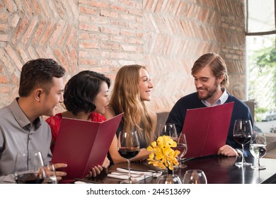 5.169 imagens de People reading menu Imagens, fotos stock e vetores ...