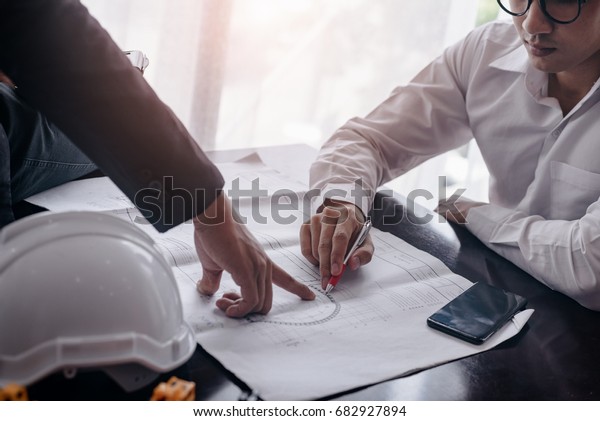 Two Engineers Consulting On Building Design Foto stock 682927894 ...