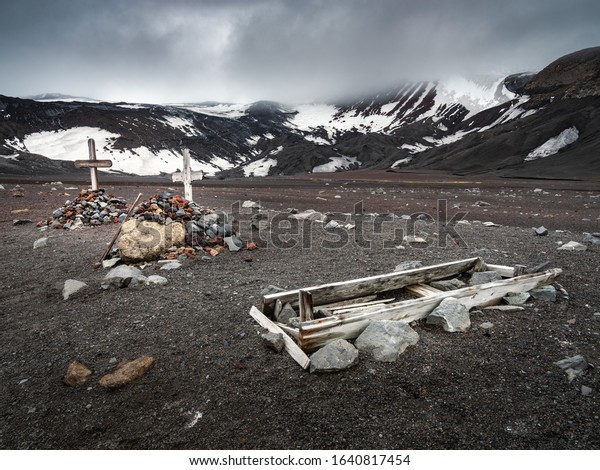 Two Grave Crosses Empty Grave Old Stock Photo 1640817454 | Shutterstock