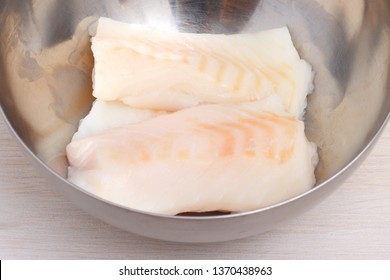 Two Piece Raw Cod Fish Metal Foto de stock 1370438963 | Shutterstock