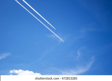Two Planes Flying Parallel Leaving Behind Stock Photo 472813285 ...