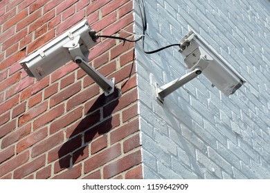 Two Security Cameras Mounted On Corner Foto stock 1159642909 | Shutterstock